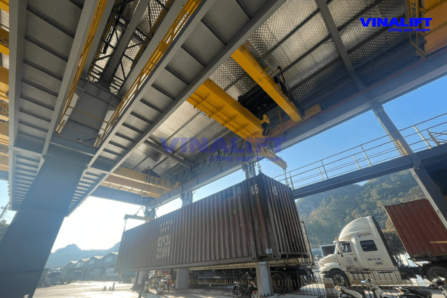 Hệ Thống Thiết Bị Nâng Đảo Container - Vinalift